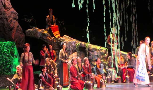 About this season premieres at the Opera House – “at first hand”